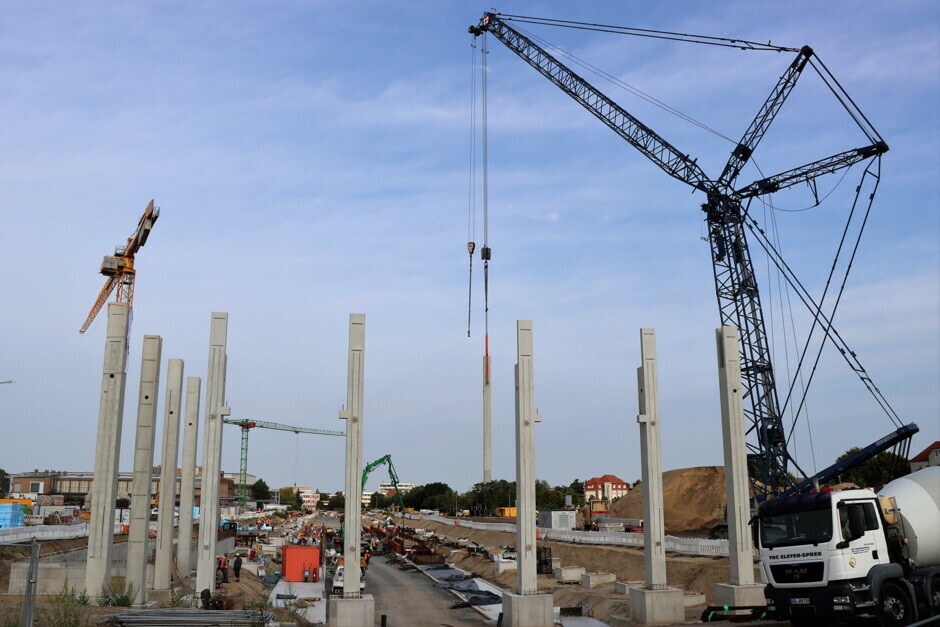 Zweigleisige Halle des Neuen ICE-Werks Cottbus wächst nach oben ...
